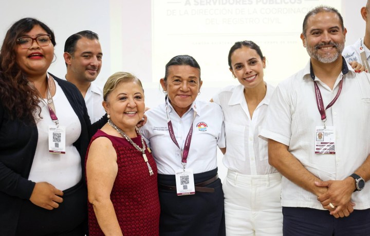Implementan nuevos gafetes con código QR para servidores públicos de BJ ...